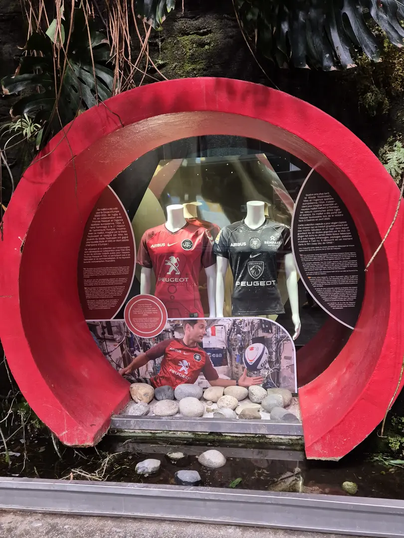 Un deuxième maillot du Stade Toulousain pour l’exposition Espace ...